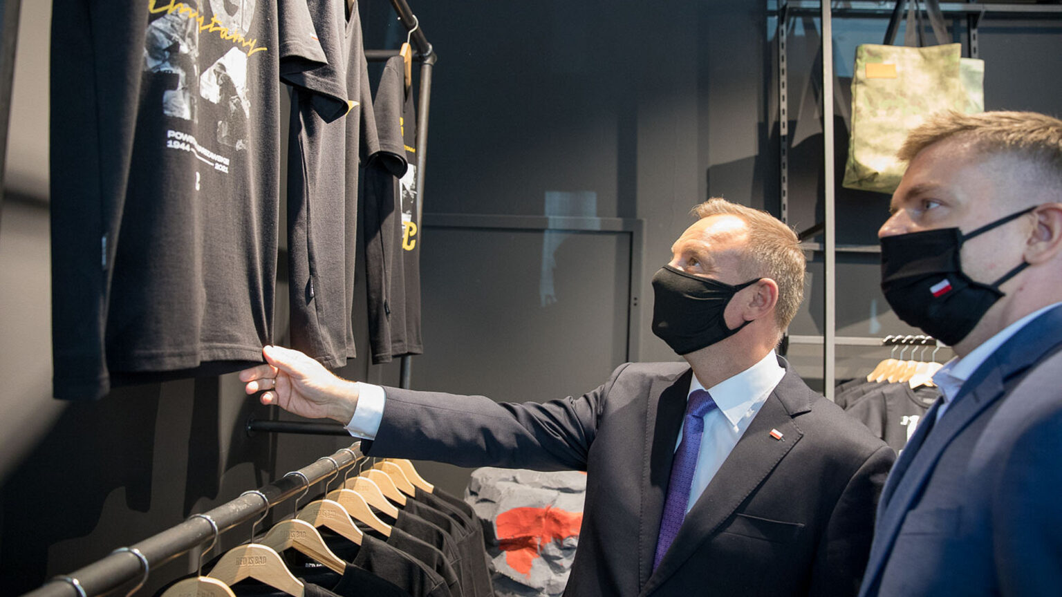 Red is Bad: nikt nie mówi tak pięknie o patriotyzmie jak bandyci i ...